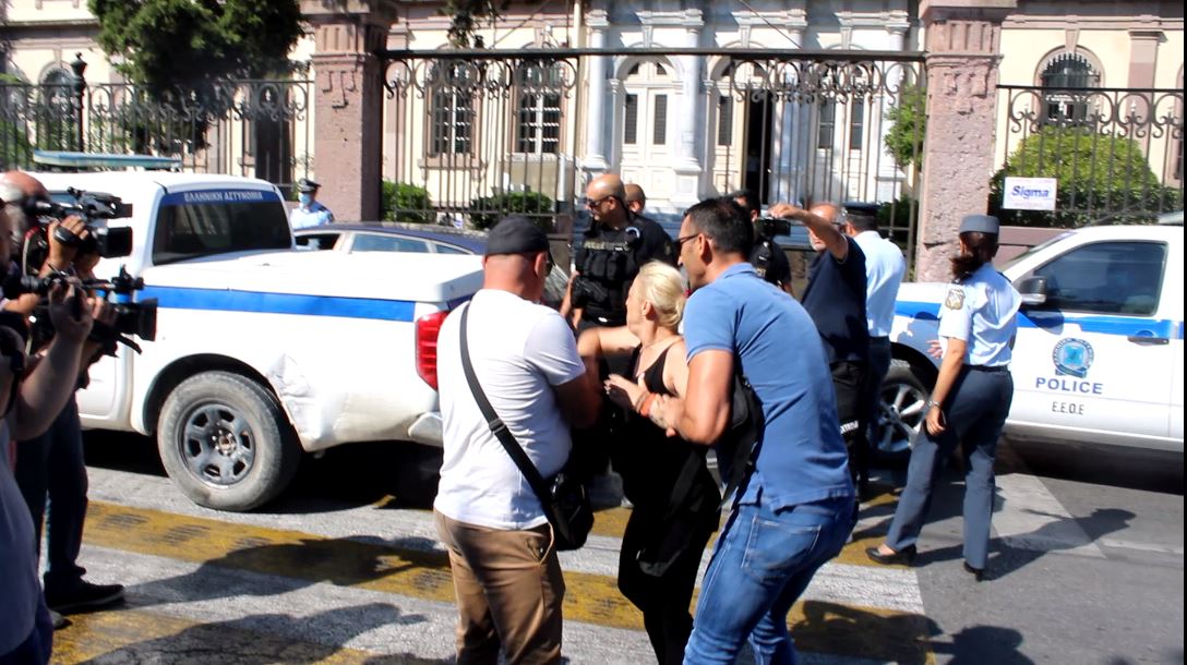 ΈΝΤΑΣΗ ΣΤΑ ΔΙΚΑΣΤΗΡΙΑ ΞΕΣΠΑΣΕ Η ΜΑΝΑ ΤΗΣ 14ΧΡΟΝΗΣ ΚΑΤΑ ΤΟΥ ΑΣΤΥΝΟΜΙΚΟΥ ...