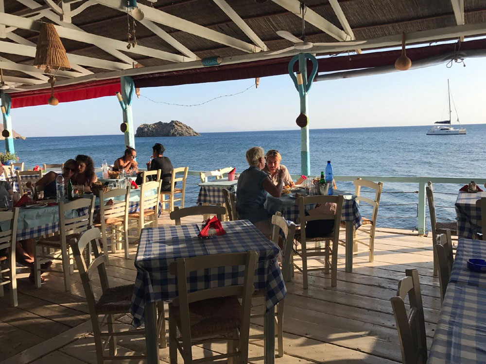 Η ΠΑΡΑΔΟΣΙΑΚΗ ΤΑΒΕΡΝΑ ΣΤΗΝ ΣΚΑΛΑ ΕΡΕΣΟΥ: «Καραβόγιαννος», “μπουκιά και ...