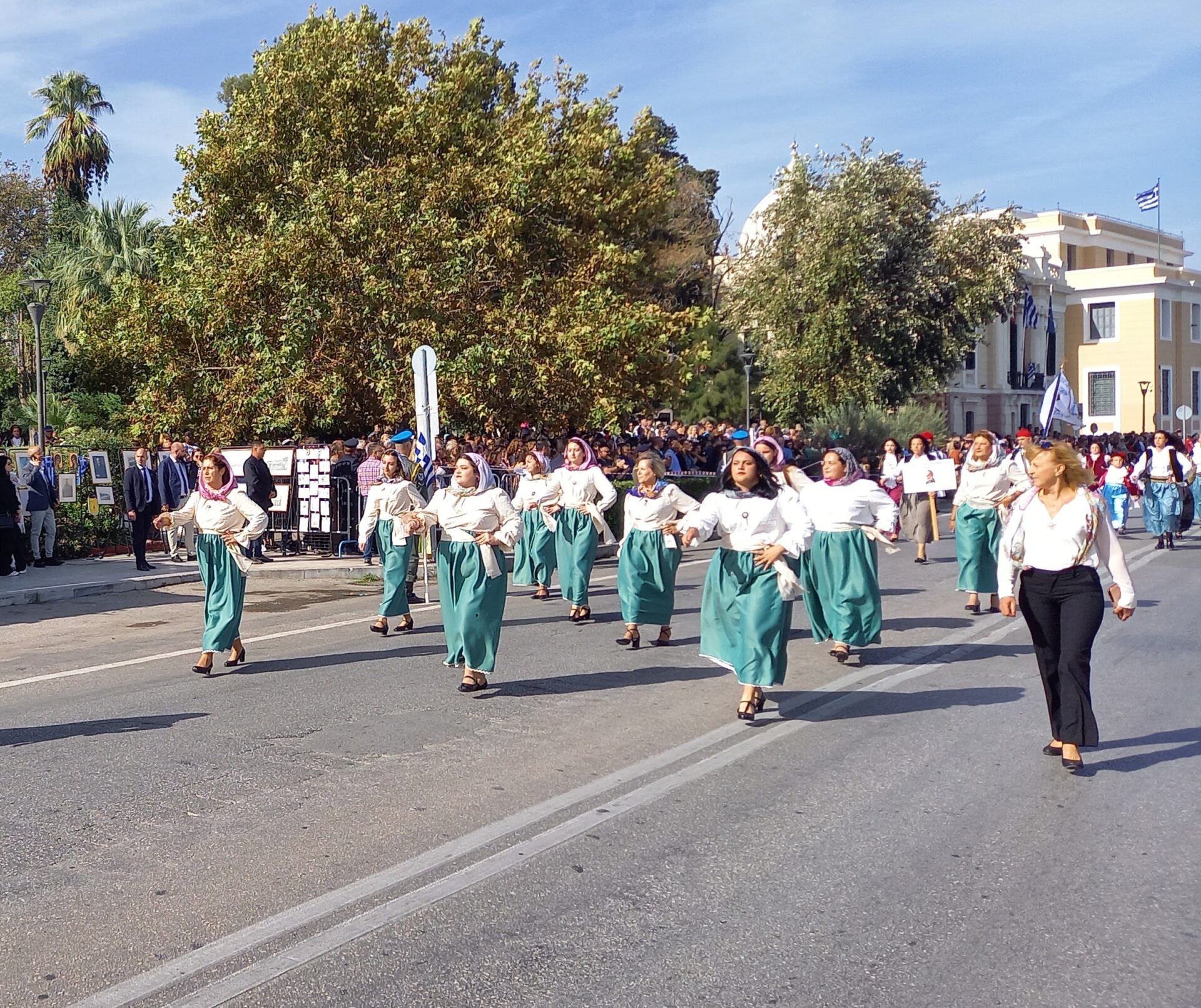 ΕΛΕΥΘΕΡΗ ΜΥΤΙΛΗΝΗ: Η μαθητική και στρατιωτική παρέλαση - Τα Νέα της Λέσβου