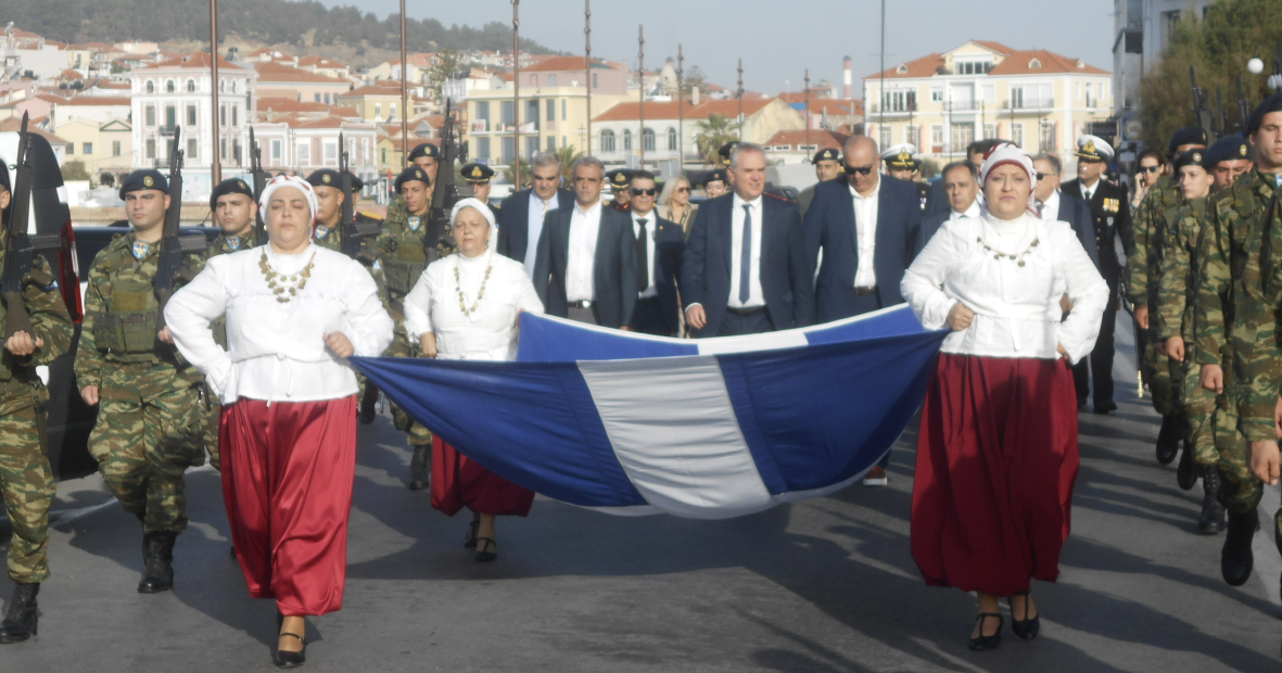 ΕΛΕΥΘΕΡΗ ΜΥΤΙΛΗΝΗ: Η πομπή με τη σημαία για το κάστρο