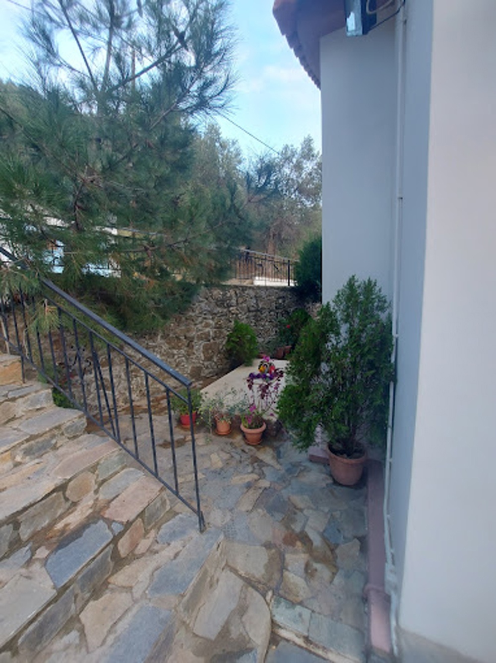 ΠΑΡΕΜΒΑΣΗ ΤΟΥ ΜΗΤΡΟΠΟΛΙΤΗ ΙΑΚΩΒΟΥ: «Καταστρέψτε τον τάφο του παπά-Φώτη»