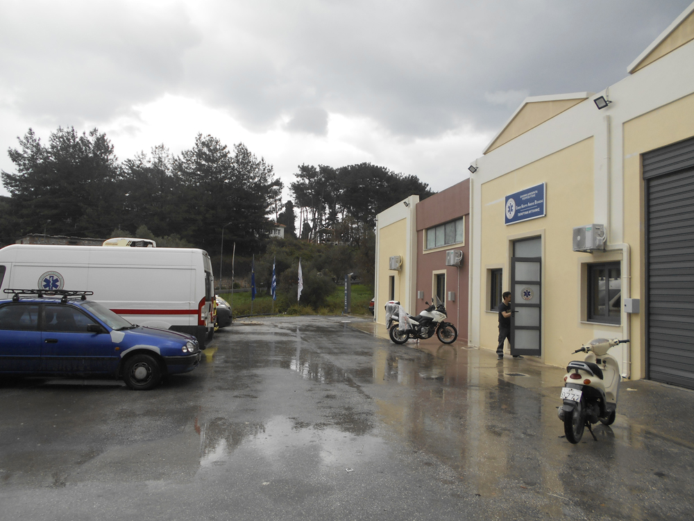 Απέναντι από το νοσοκομείο το ΕΚΑΒ