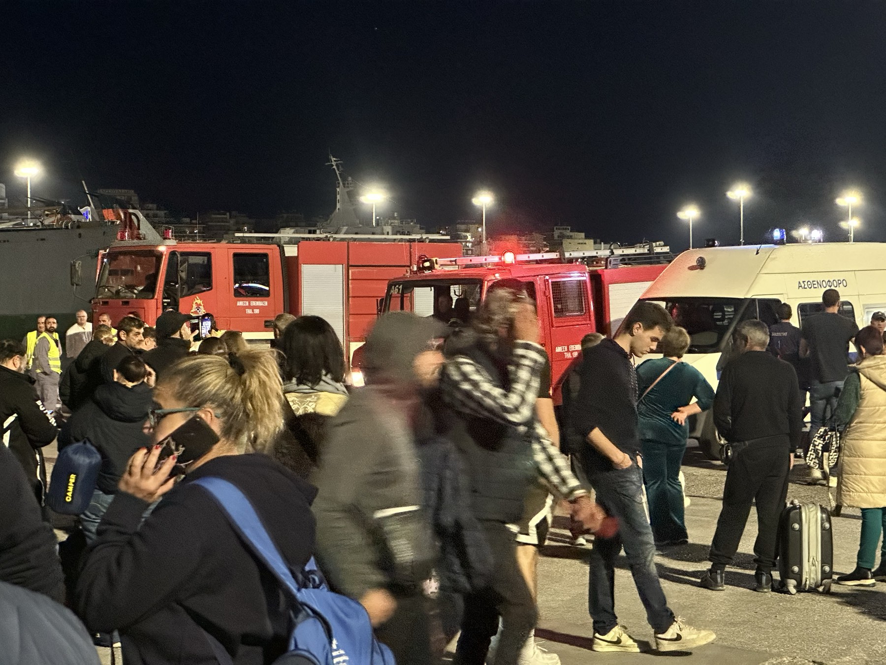 Λήξη συναγερμού, βάζουν τον κόσμο μέσα στο πλοίο - Τα Νέα της Λέσβου