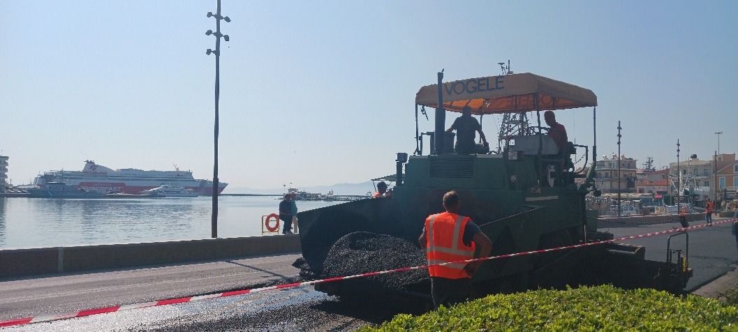 Ρίχνουν άσφαλτο στην προκυμαία - Τα Νέα της Λέσβου