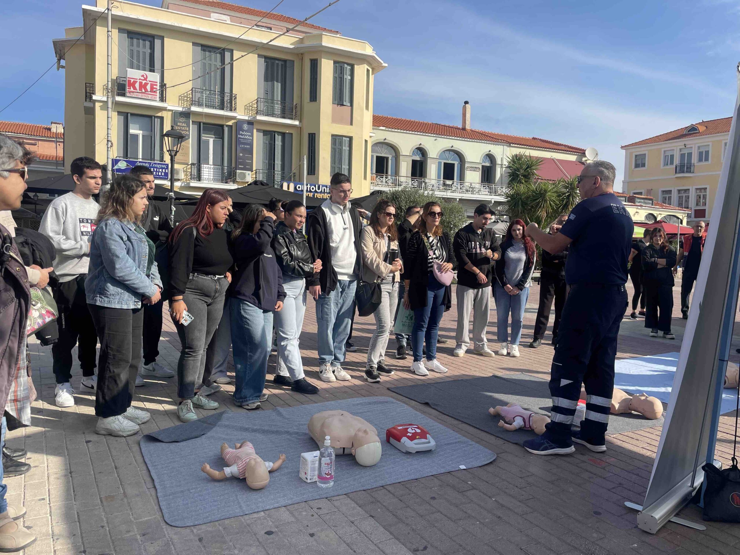 Το ΕΚΑΒ “βγαίνει” στην Πλατεία Σαπφούς με δωρεάν μαθήματα πρώτων ...